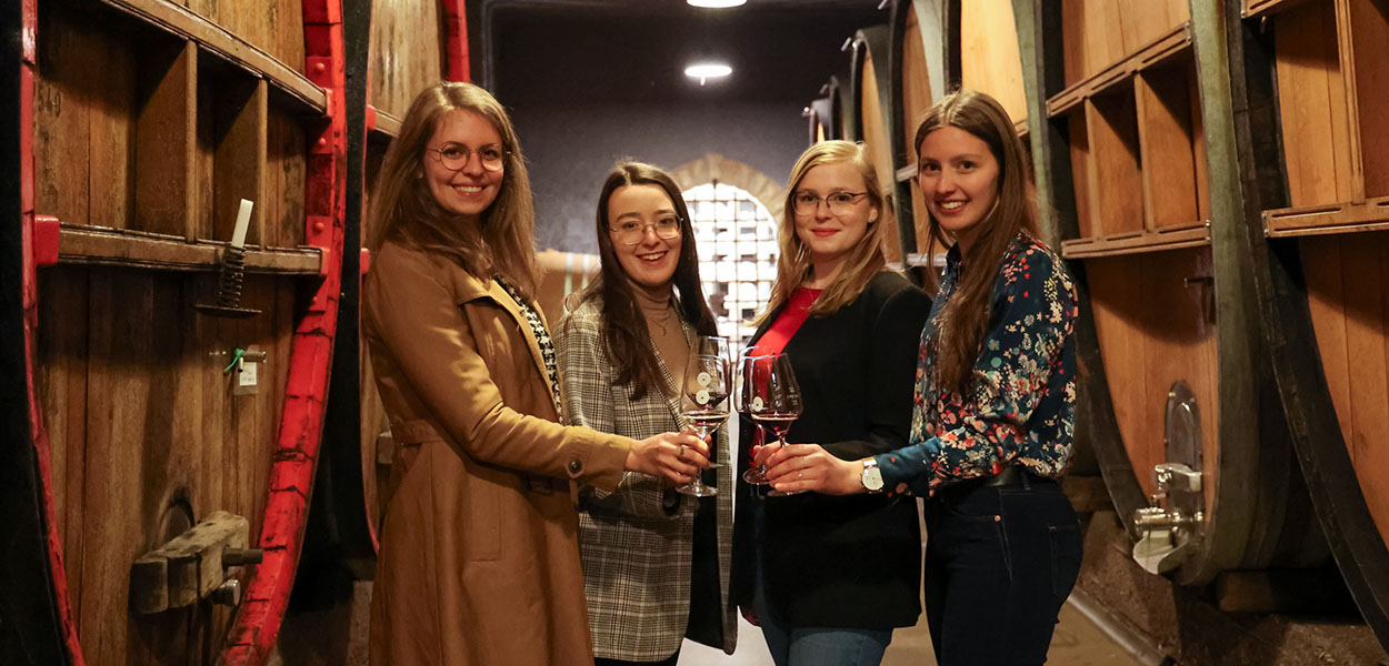 Drei junge Frauen auf großer Fahrt | Gastronomie Report